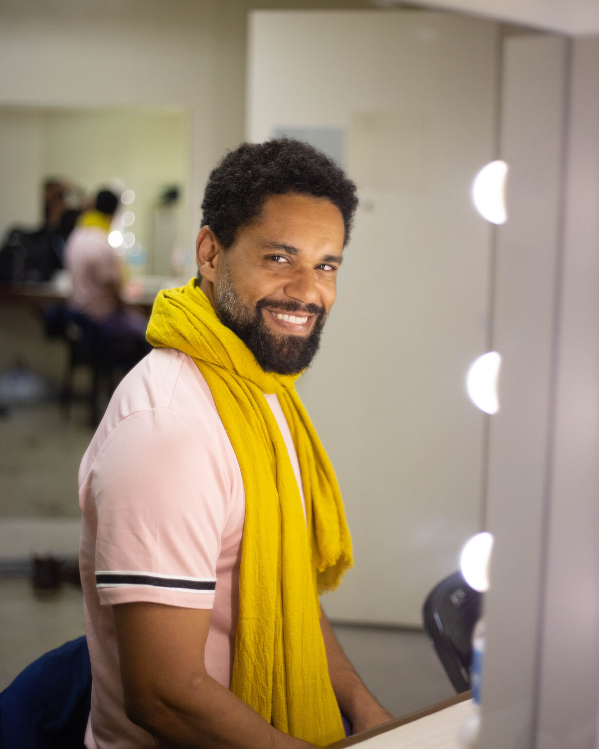 Amadeo estreia sob fortes aplausos no Tucarena: veja elenco no camarim ...